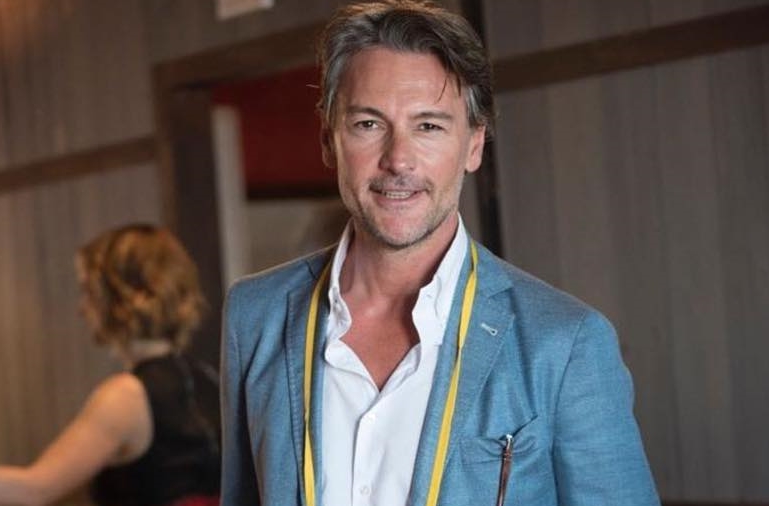 Affranto: l’attore Roberto Farnesi piange la scomparsa del suo unico ...